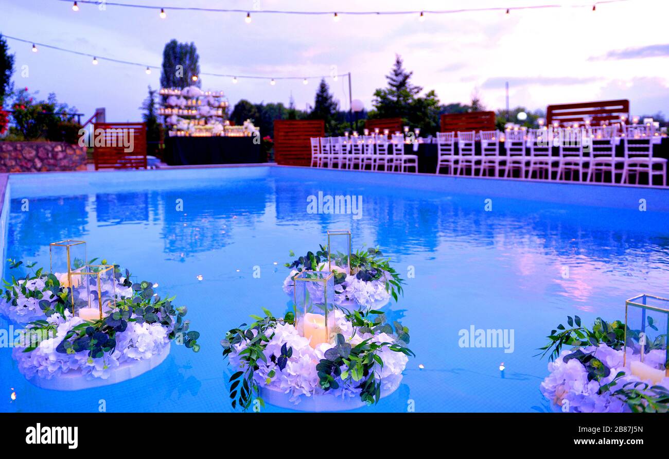 Flower bouquet table pool hi-res stock photography and images - Alamy