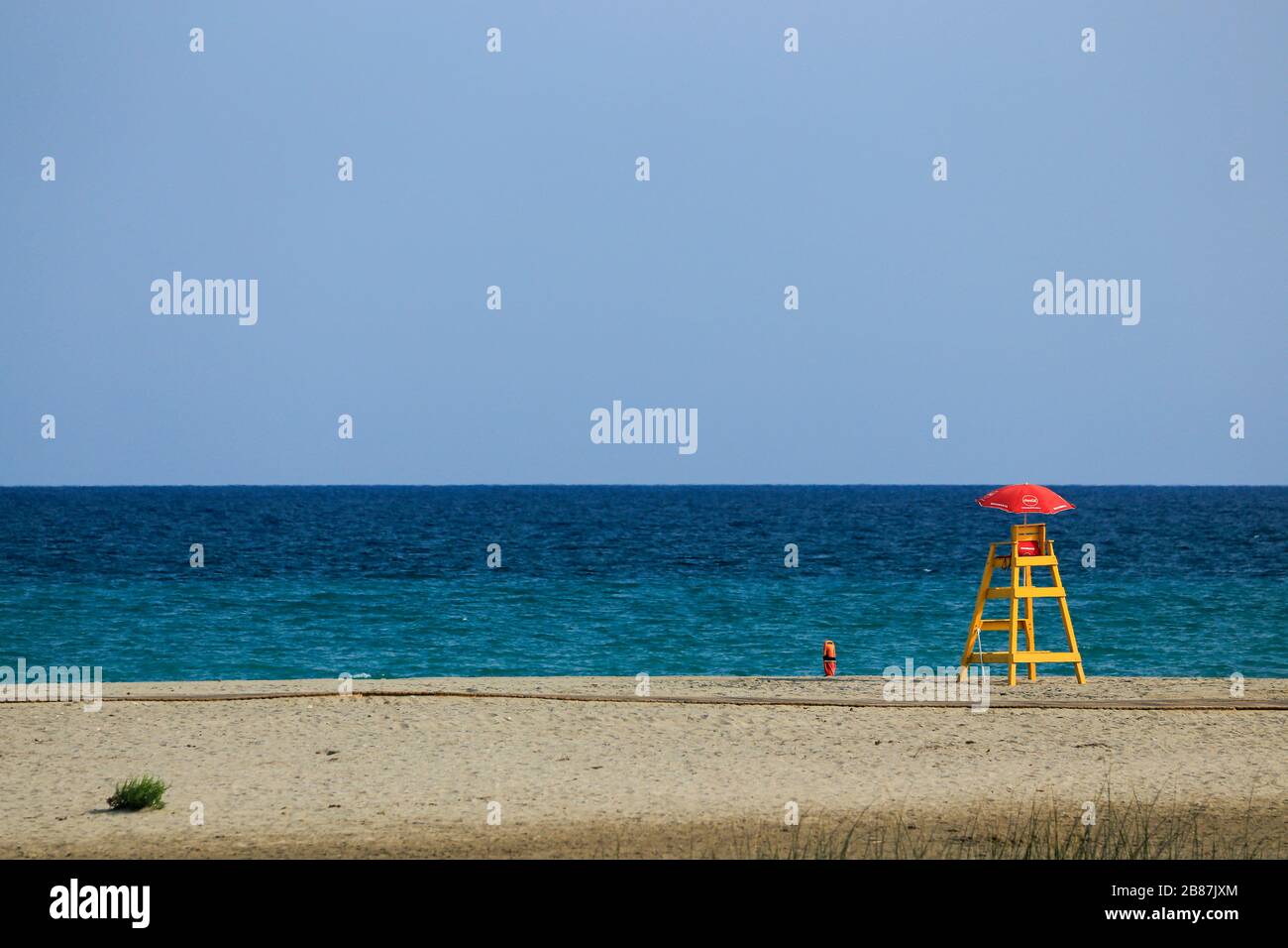 Empty lifeguard chair hi-res stock photography and images - Alamy