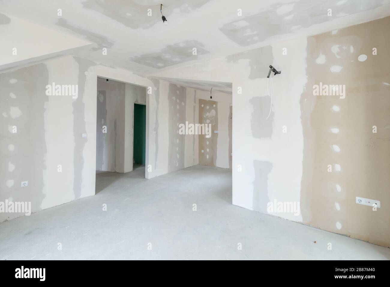 Unfinished building interior, white room Stock Photo - Alamy