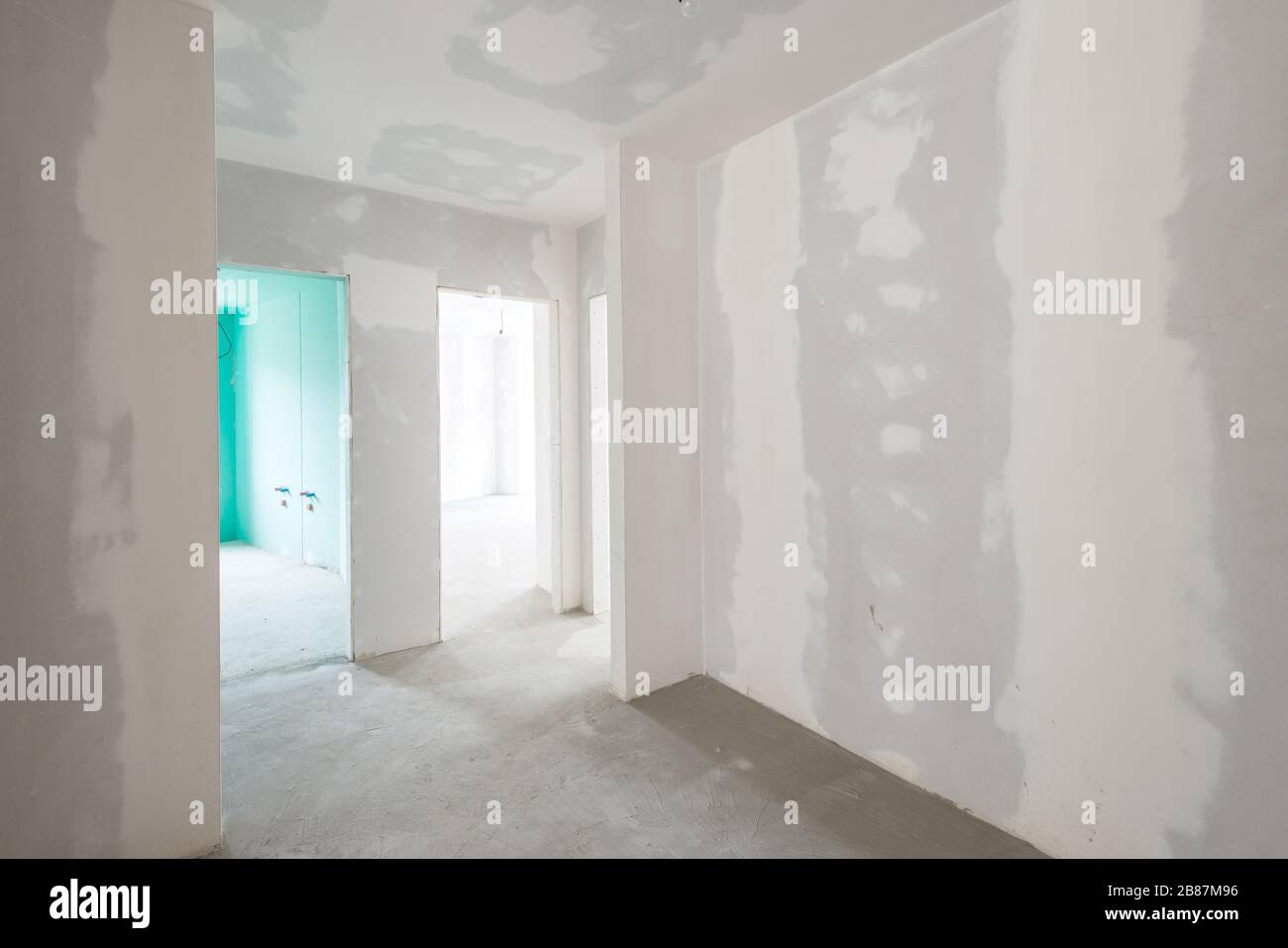 Unfinished building interior, white room Stock Photo - Alamy