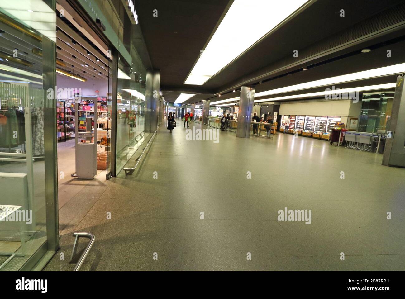 Kings cross station concourse empty hi-res stock photography and images ...