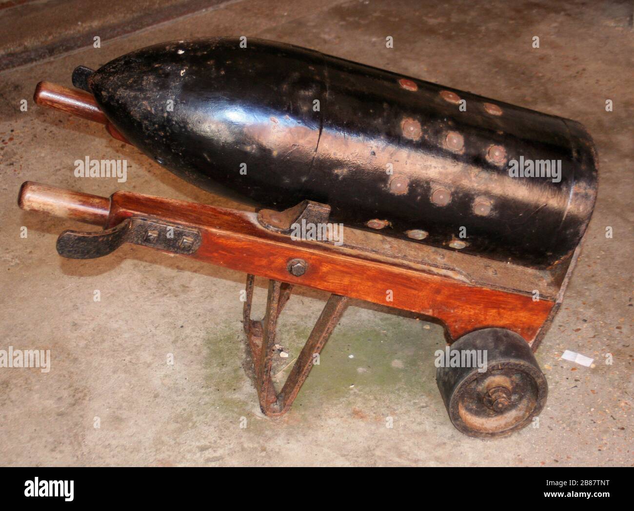 12 ton gun hi-res stock photography and images - Alamy