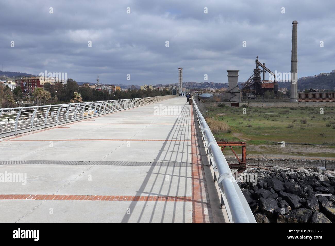 Passerella pedonale ponte pedonale hi-res stock photography and images ...