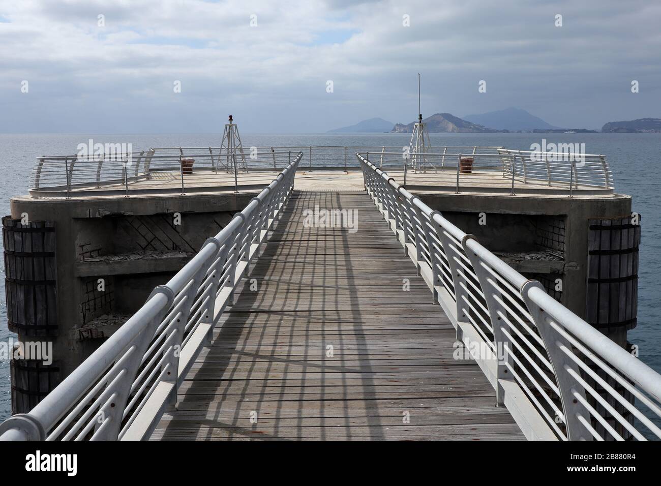 Passerella pedonale del ponte hi-res stock photography and images - Alamy
