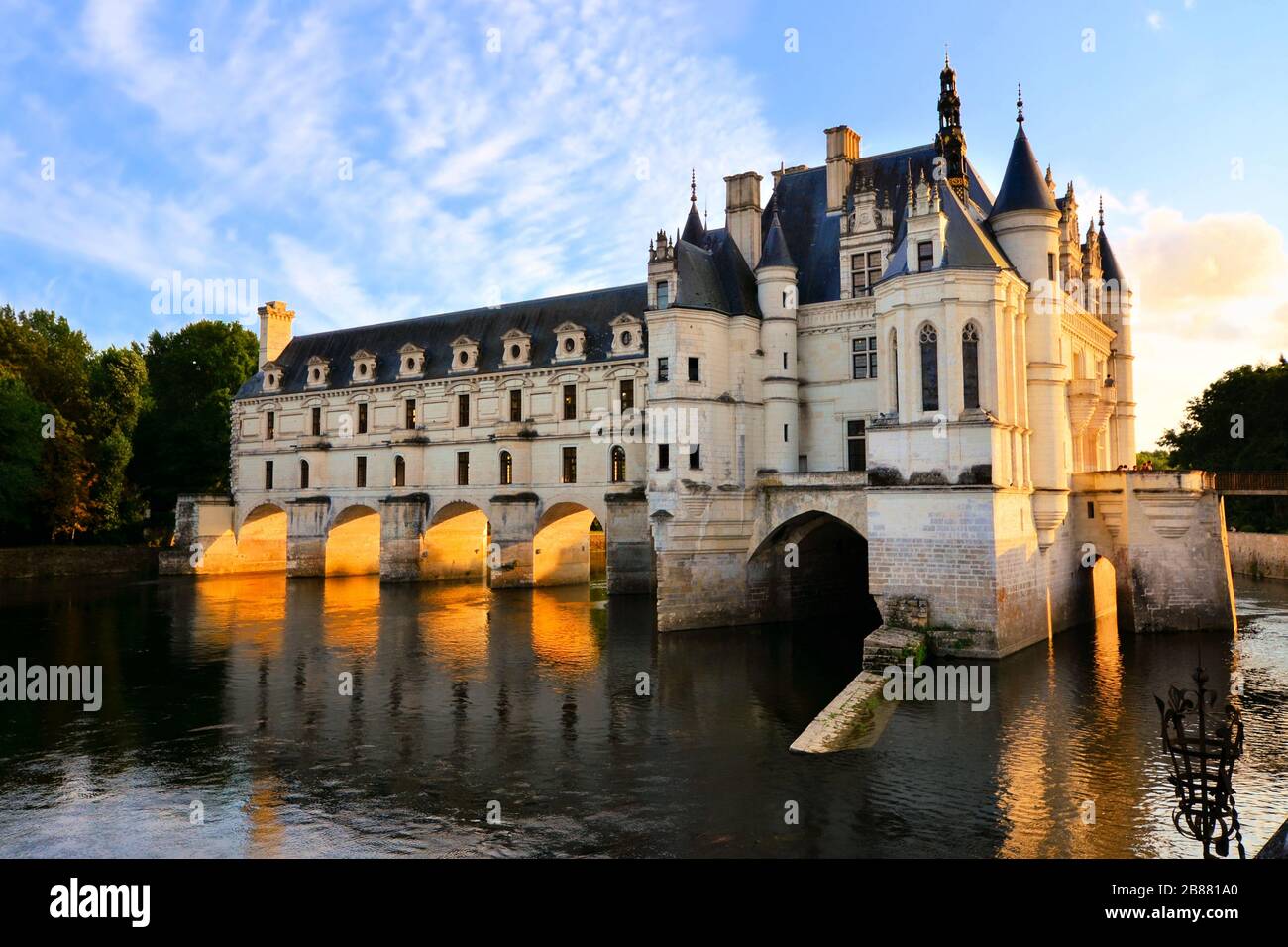 Beautiful Chateau de Chenonceau at dusk over the River Cher, Loire ...