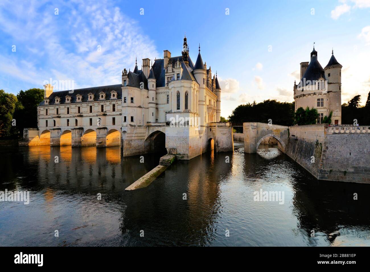 Beautiful Chateau de Chenonceau at dusk over the River Cher, Loire ...