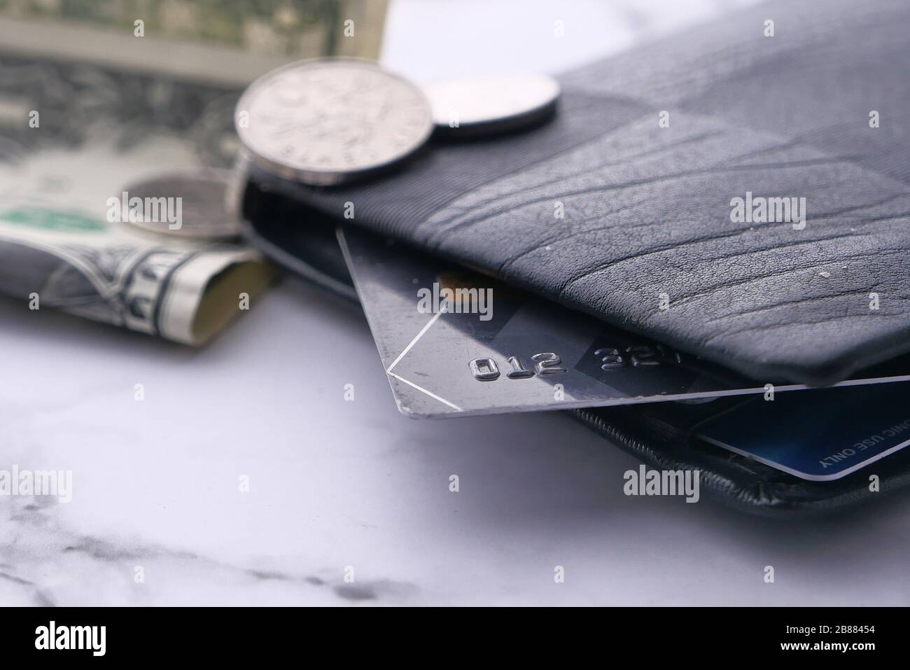 Digital wallet bank account transfer hi-res stock photography and ...