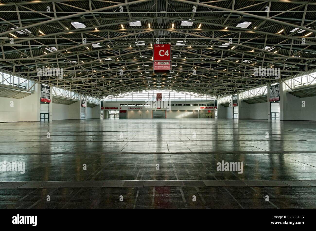 Empty exhibition hall hi-res stock photography and images - Alamy