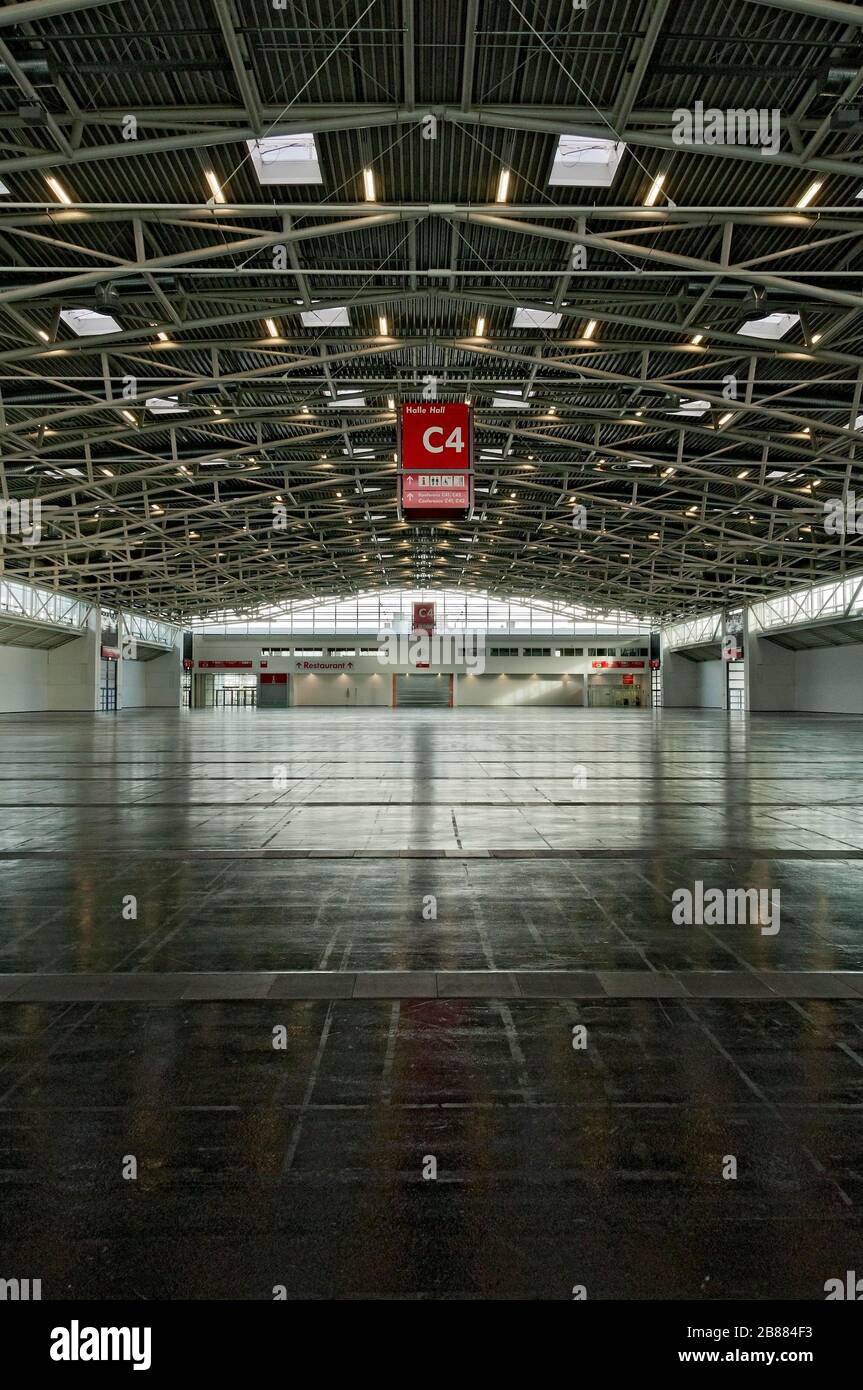 Empty exhibition hall hi-res stock photography and images - Alamy