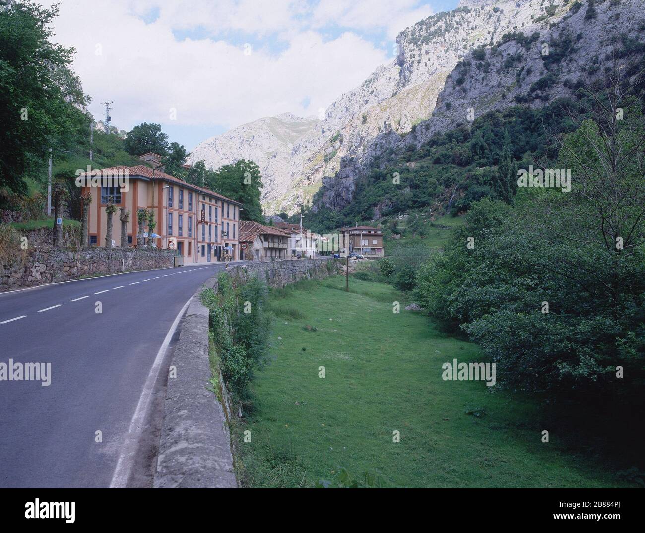 CARRETERA QUE ATRAVIESA EL LUGAR. Location: EXTERIOR. La Hermida. SPAIN ...