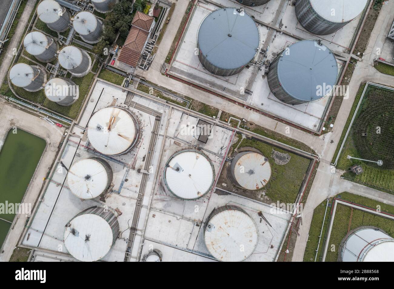Refinery storage hi-res stock photography and images - Alamy