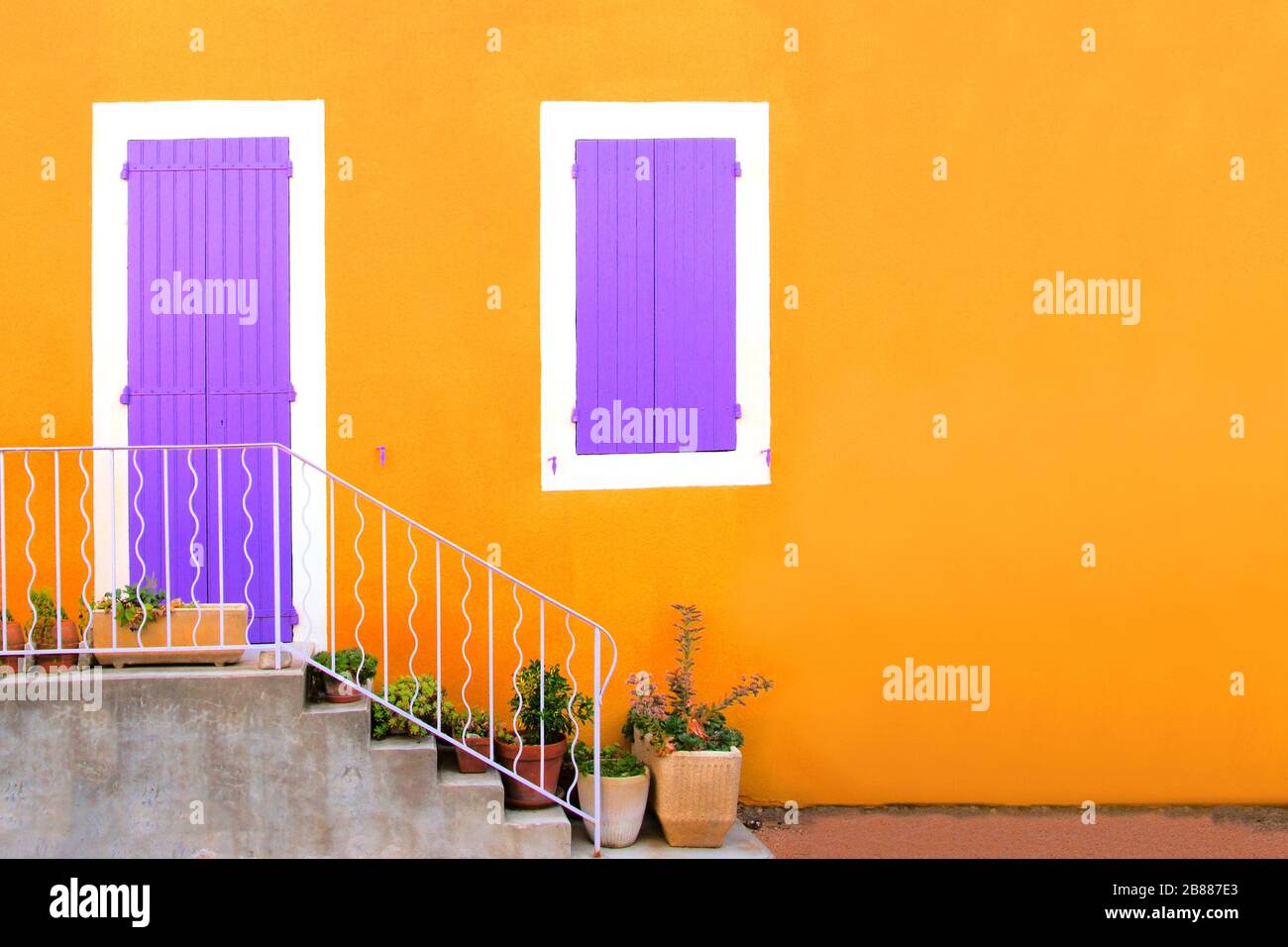 Purple front door hi-res stock photography and images - Alamy