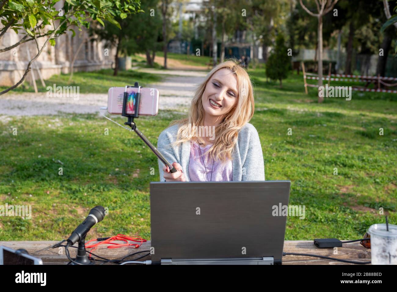 Youtubers hi-res stock photography and images - Alamy
