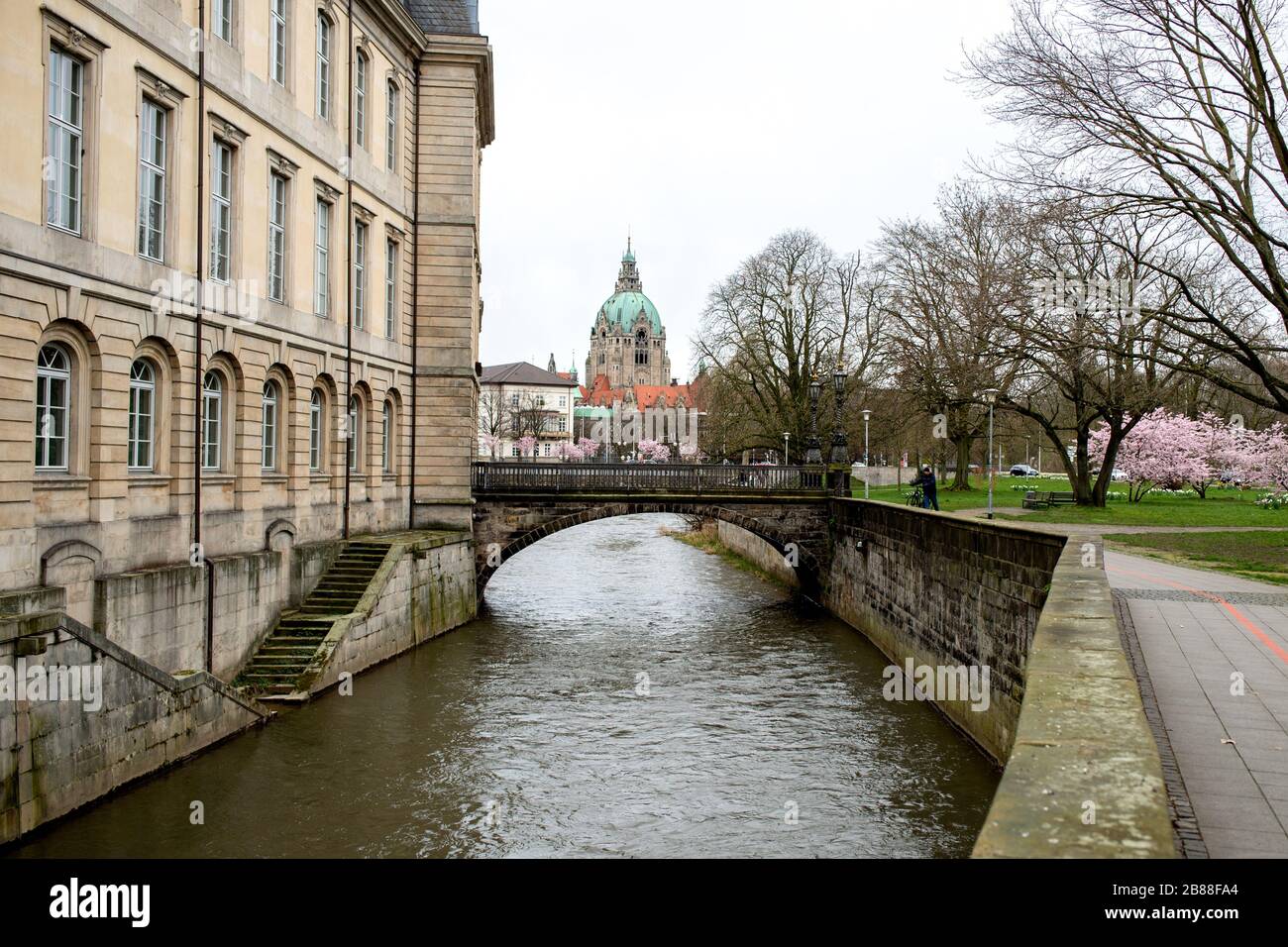 Hanover, Germany. 20th Mar, 2020. Almost deserted is the park at ...
