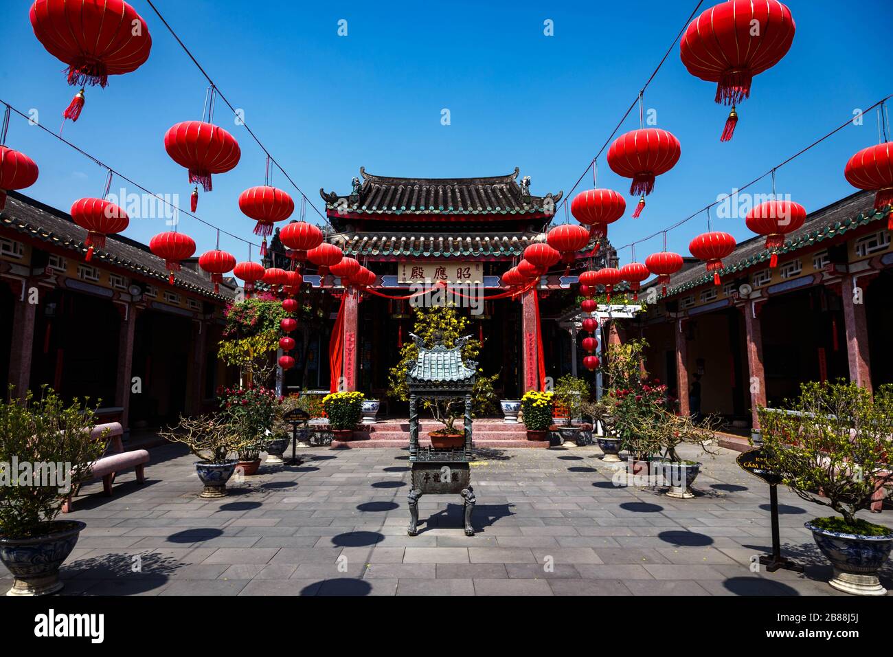 Taoist temple doorway hi-res stock photography and images - Alamy