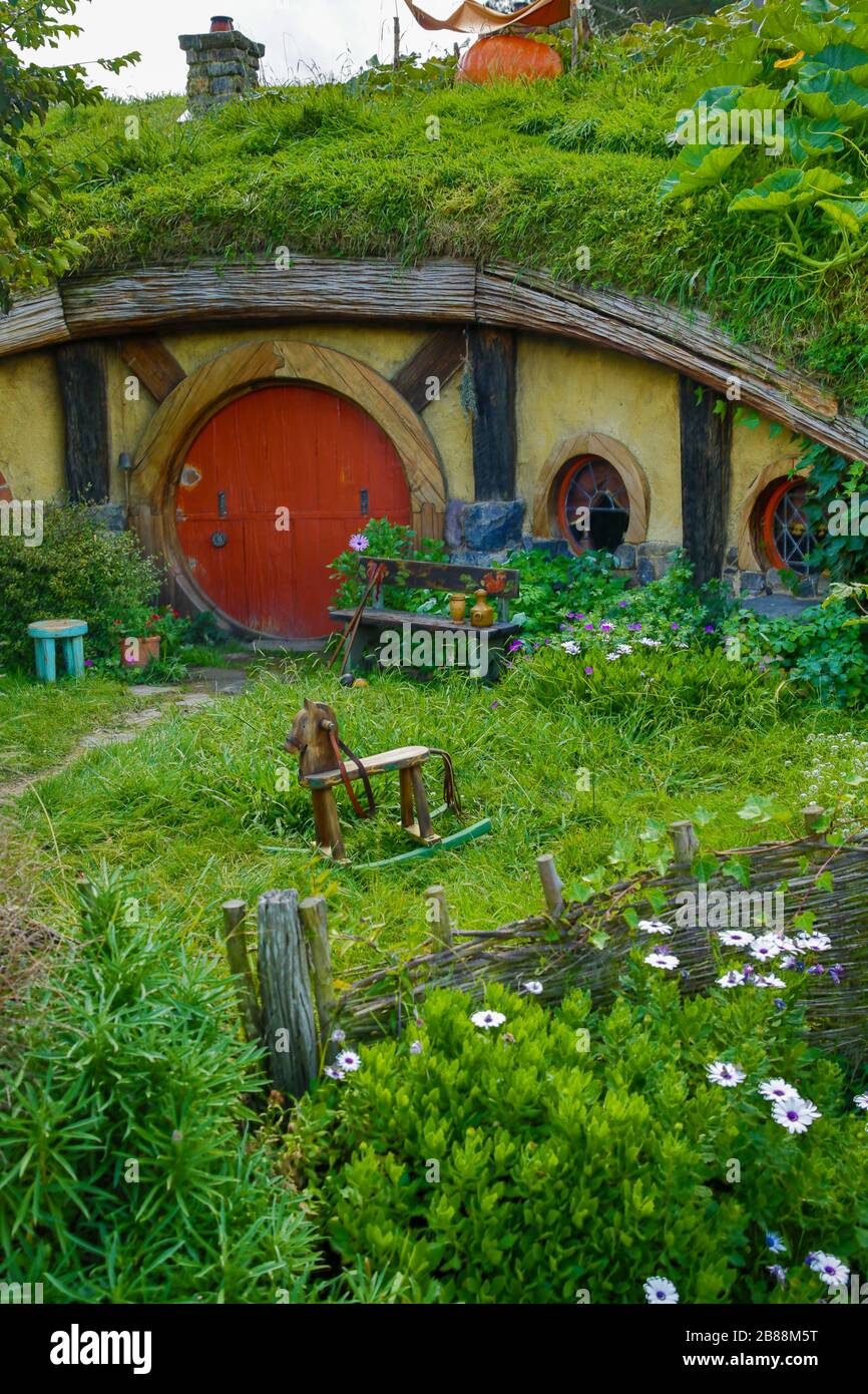 Hobbiton movie set in New Zealand - hobbit dwelling Stock Photo - Alamy