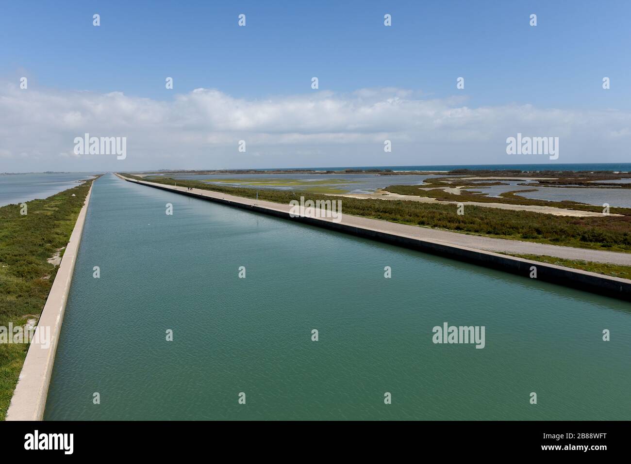 French canals hi-res stock photography and images - Alamy
