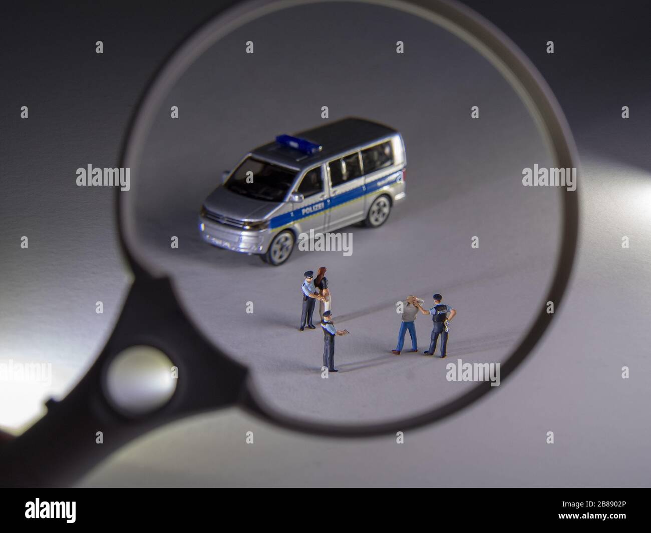 Crime scene magnifying glass hi-res stock photography and images - Alamy