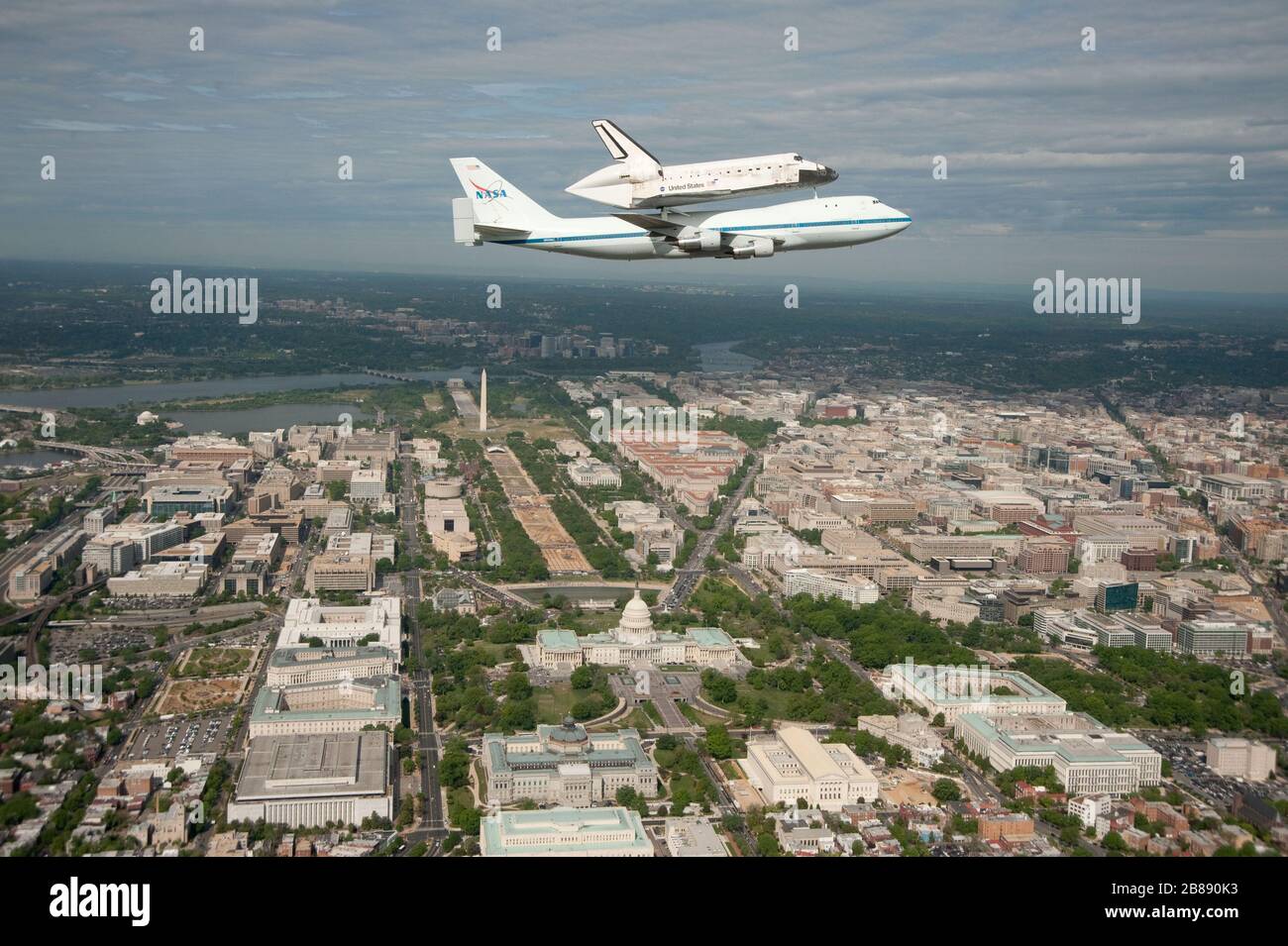 Space shuttle discovery in dc hi-res stock photography and images - Alamy