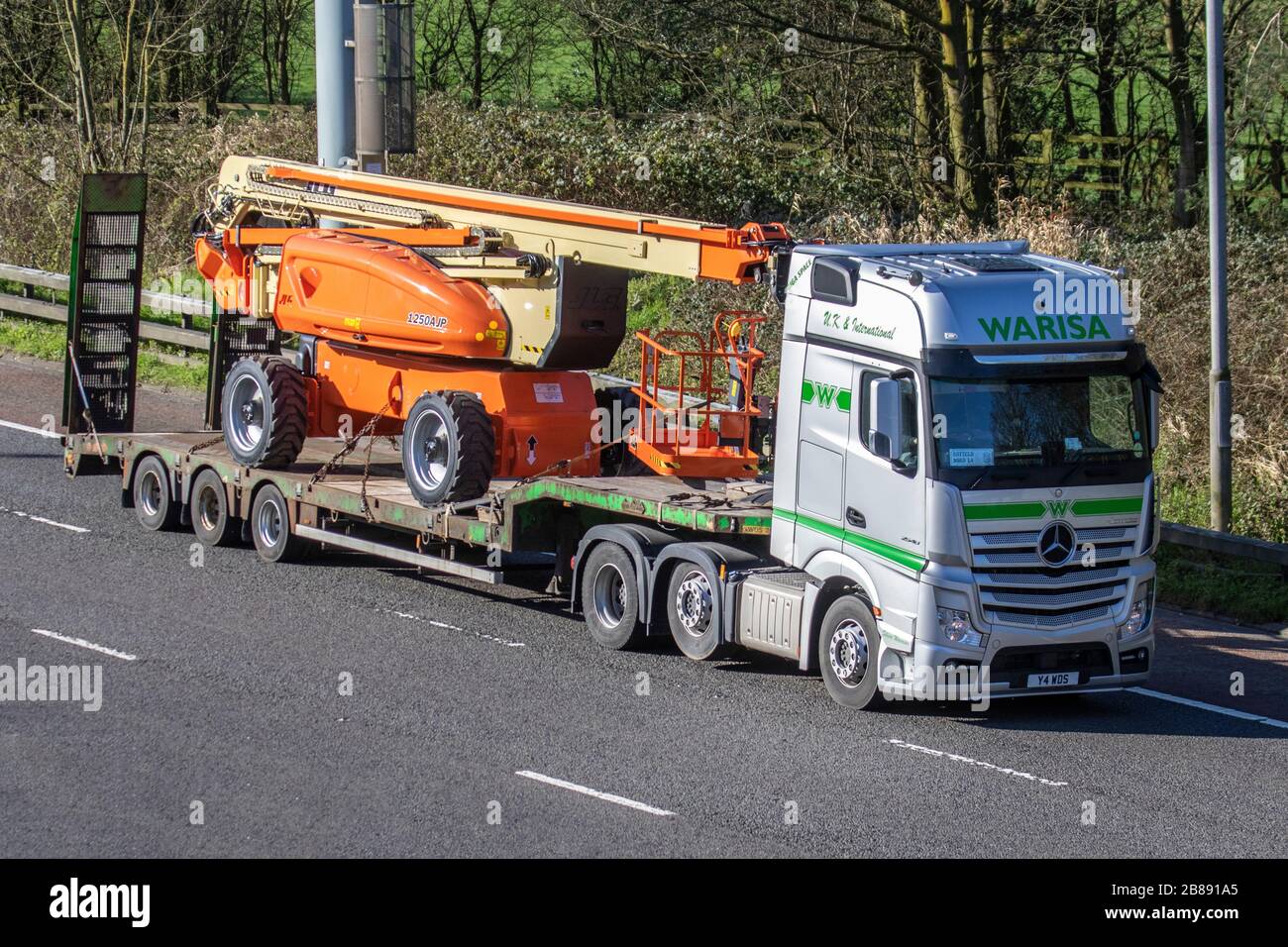 Jlg articulating boom lift hi-res stock photography and images - Alamy
