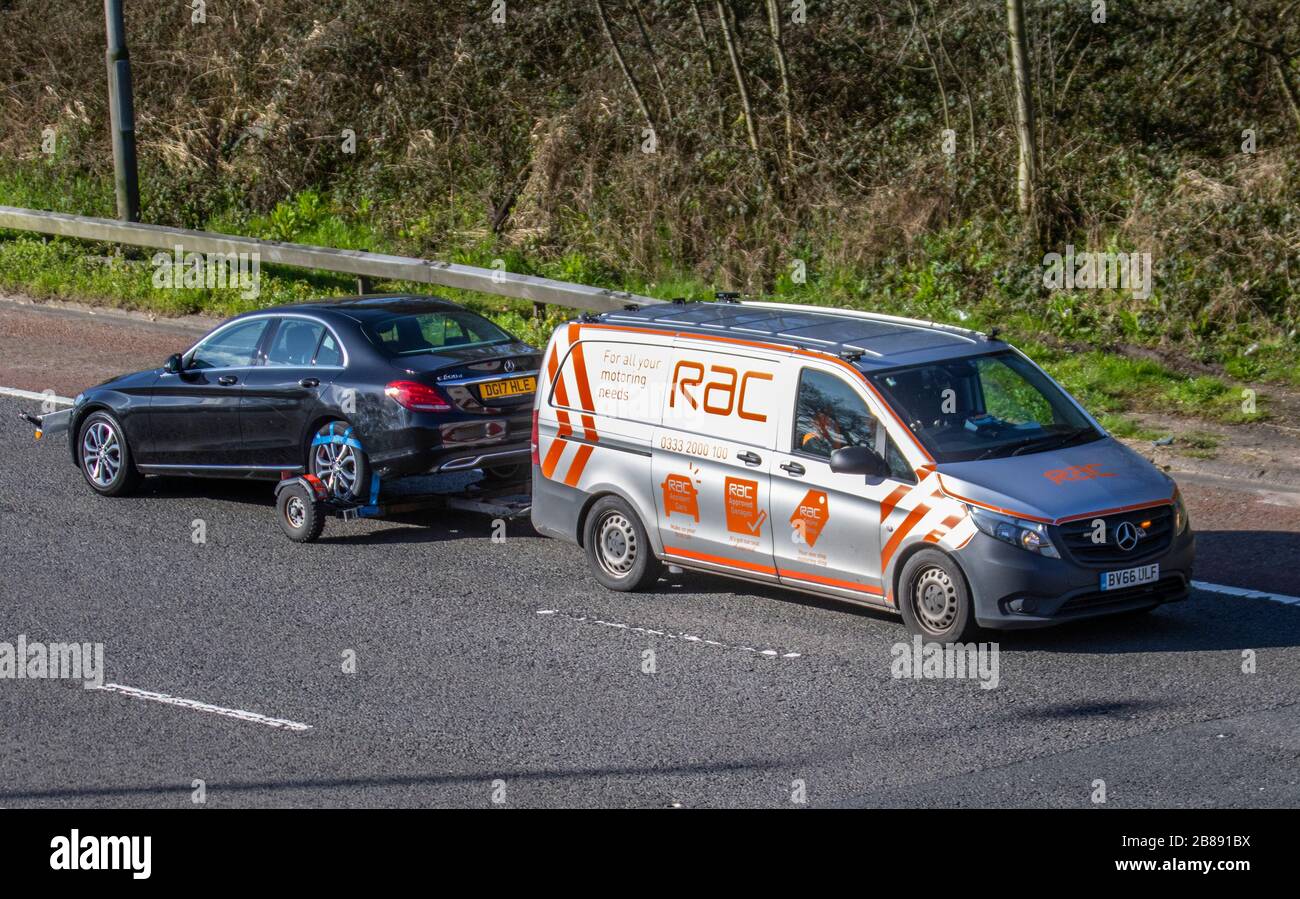 Family car breakdown motorway hi-res stock photography and images - Alamy