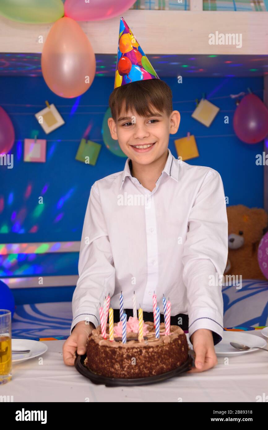 Teenager baking birthday cake hi-res stock photography and images - Alamy