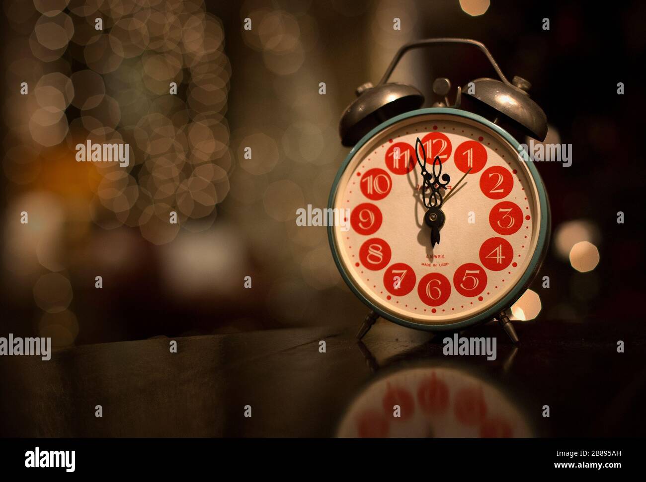 Vintage table clocks hi-res stock photography and images - Alamy