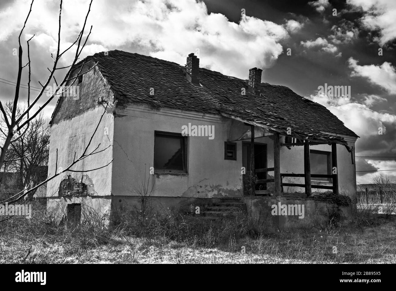 Ruins of an old house that has collapsed due to deterioration Stock ...