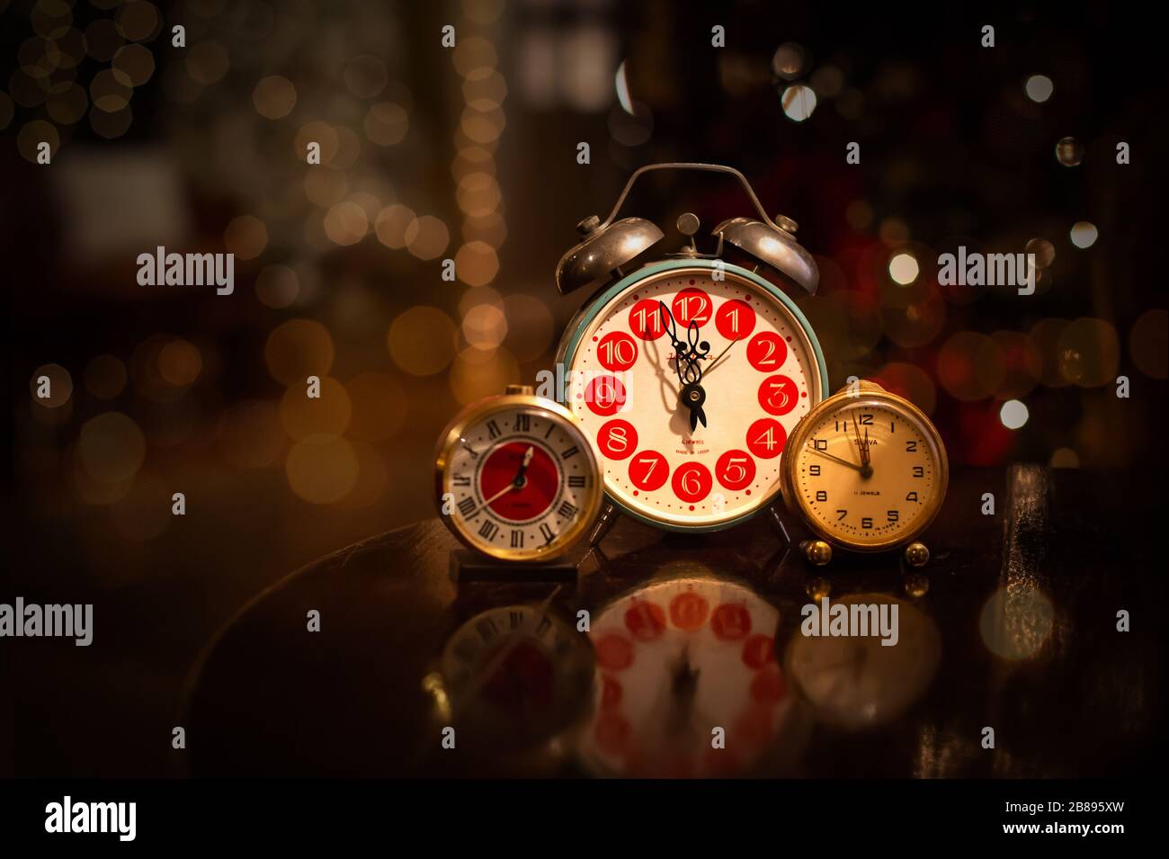 Antique table clocks hi-res stock photography and images - Alamy
