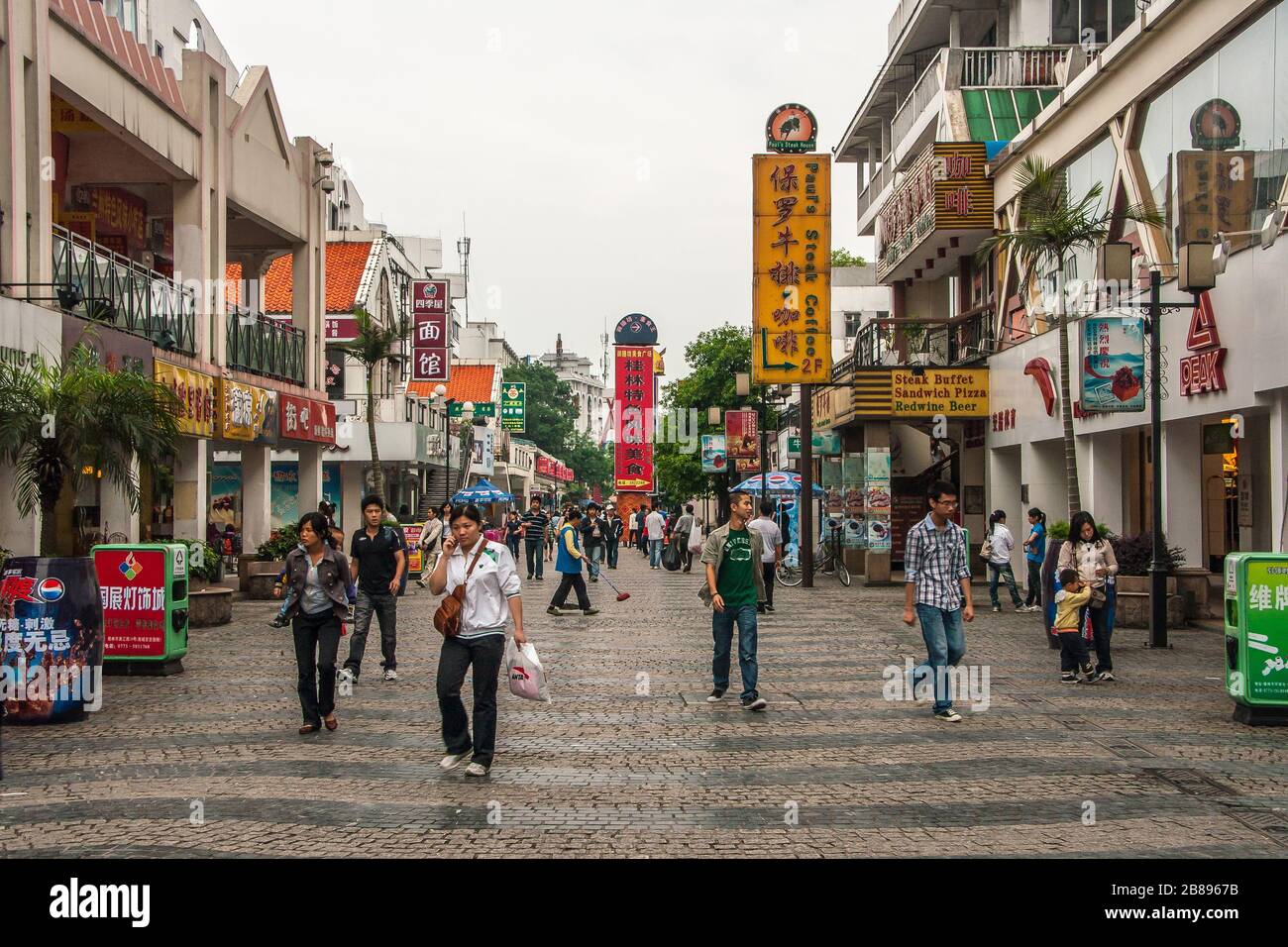 Shopping in guilin hi-res stock photography and images - Alamy