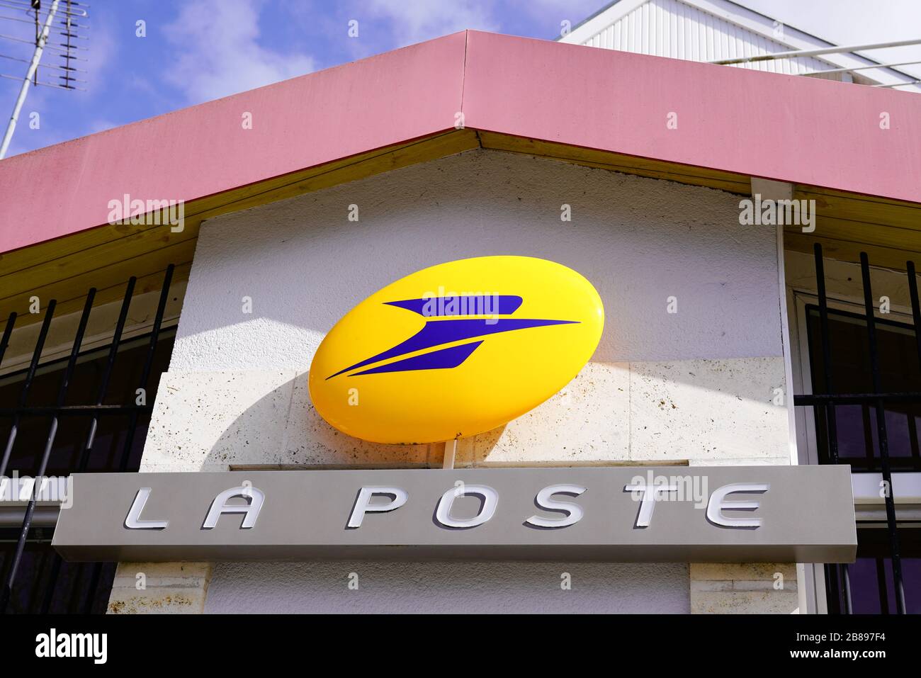 La poste yellow logo hi-res stock photography and images - Alamy