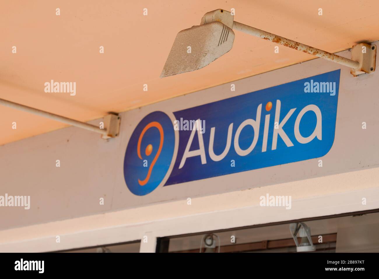 Bordeaux , Aquitaine / France - 03 11 2020 : Audika logo sign store ...