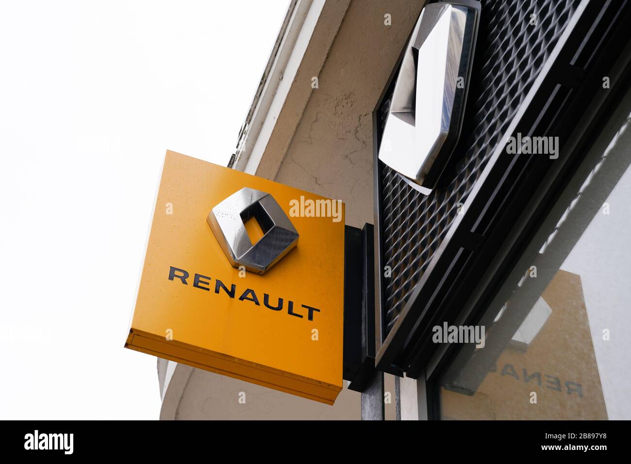 Renault badge shop store hi-res stock photography and images - Alamy