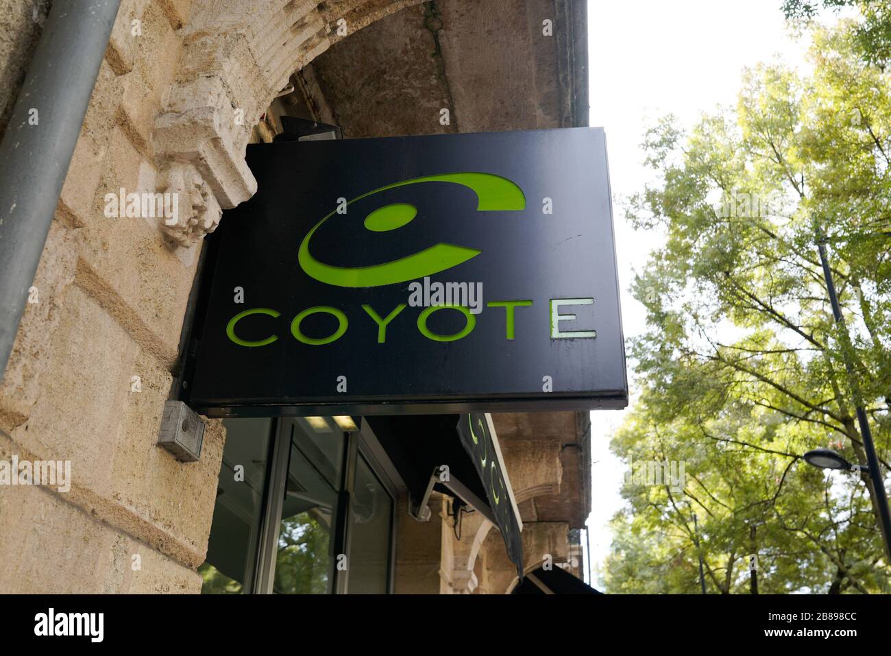 Coyote and road sign hi-res stock photography and images - Alamy