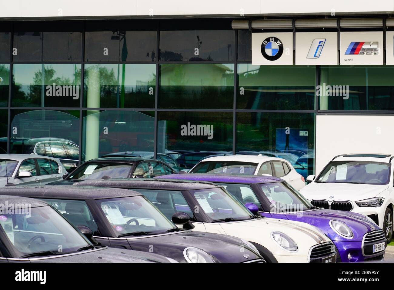 Bmw mini car dealership hi-res stock photography and images - Alamy
