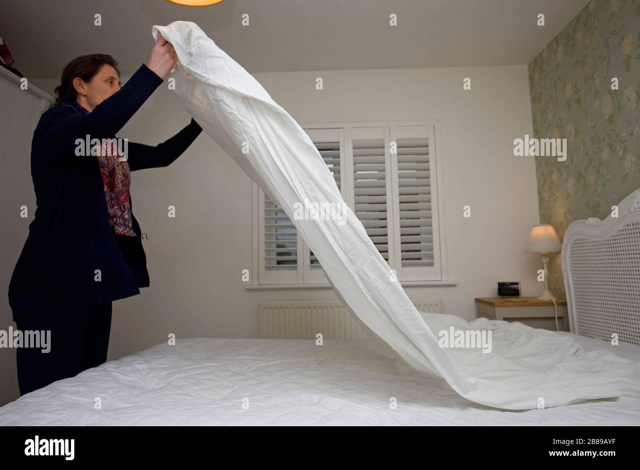 Woman changing sheets hi-res stock photography and images - Alamy