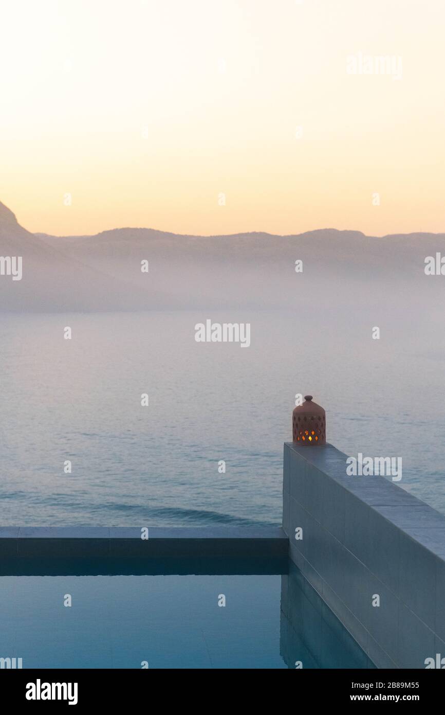 Infinity swimming pool hi-res stock photography and images - Alamy