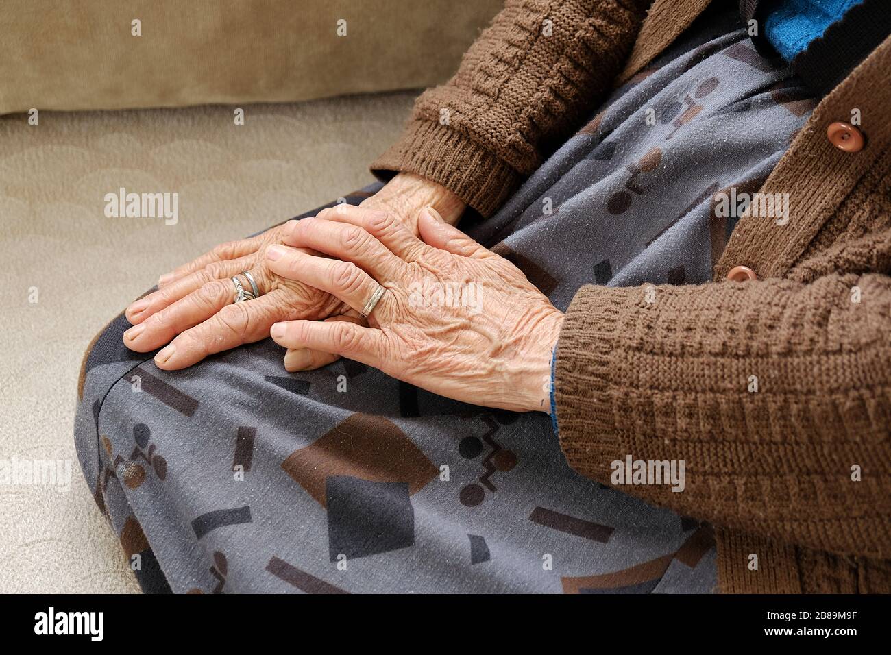 poor old man waiting for love, very old human hand with veins Stock ...