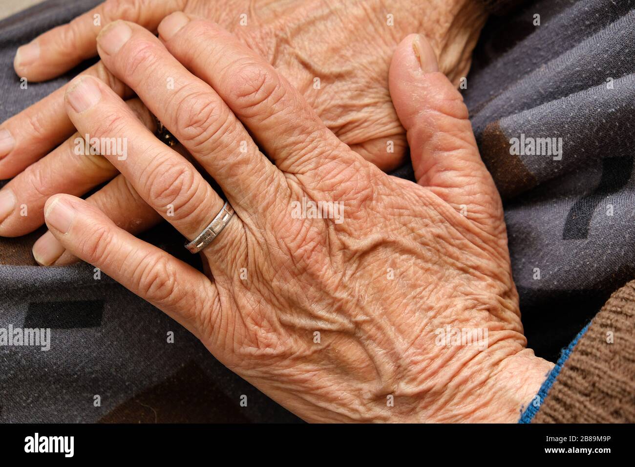 poor old man waiting for love, very old human hand with veins Stock ...
