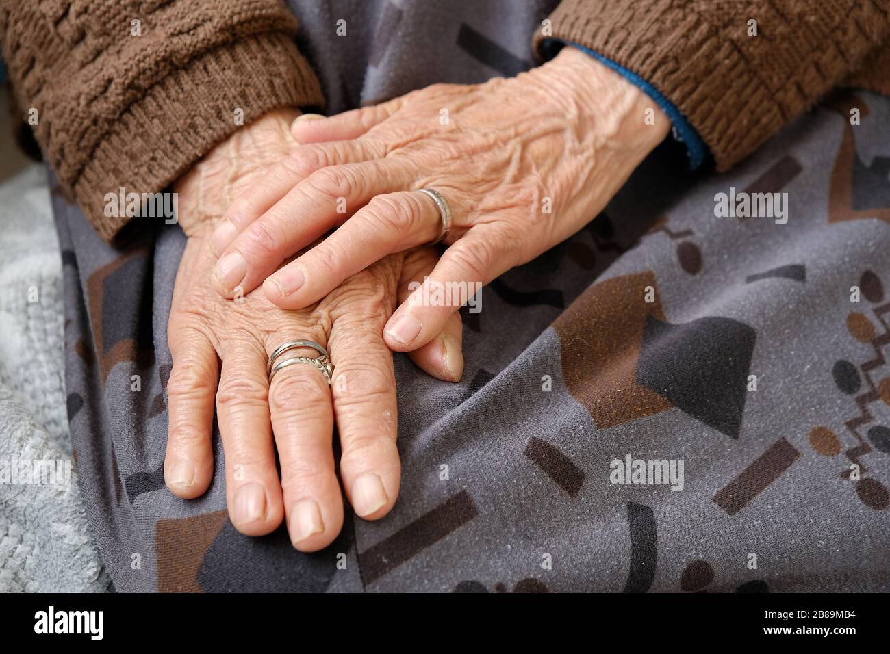 poor old man waiting for love, very old human hand with veins Stock ...