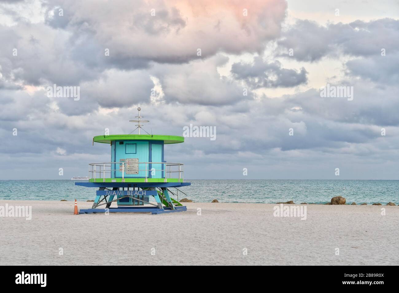 Miami Beach Ocean Drive High Resolution Stock Photography and Images ...