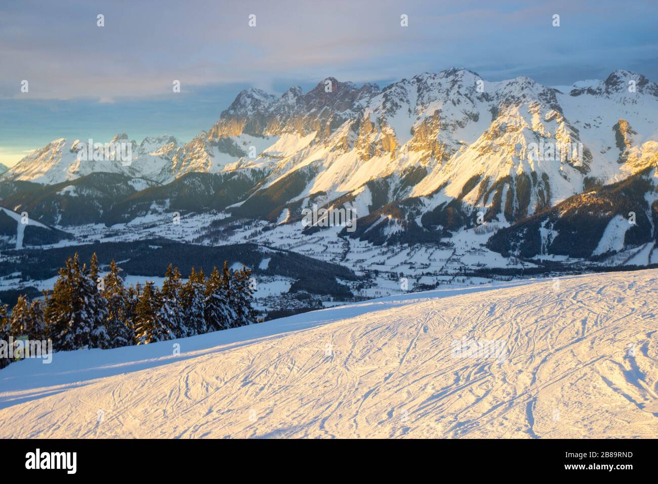 Light on mountain hi-res stock photography and images - Alamy