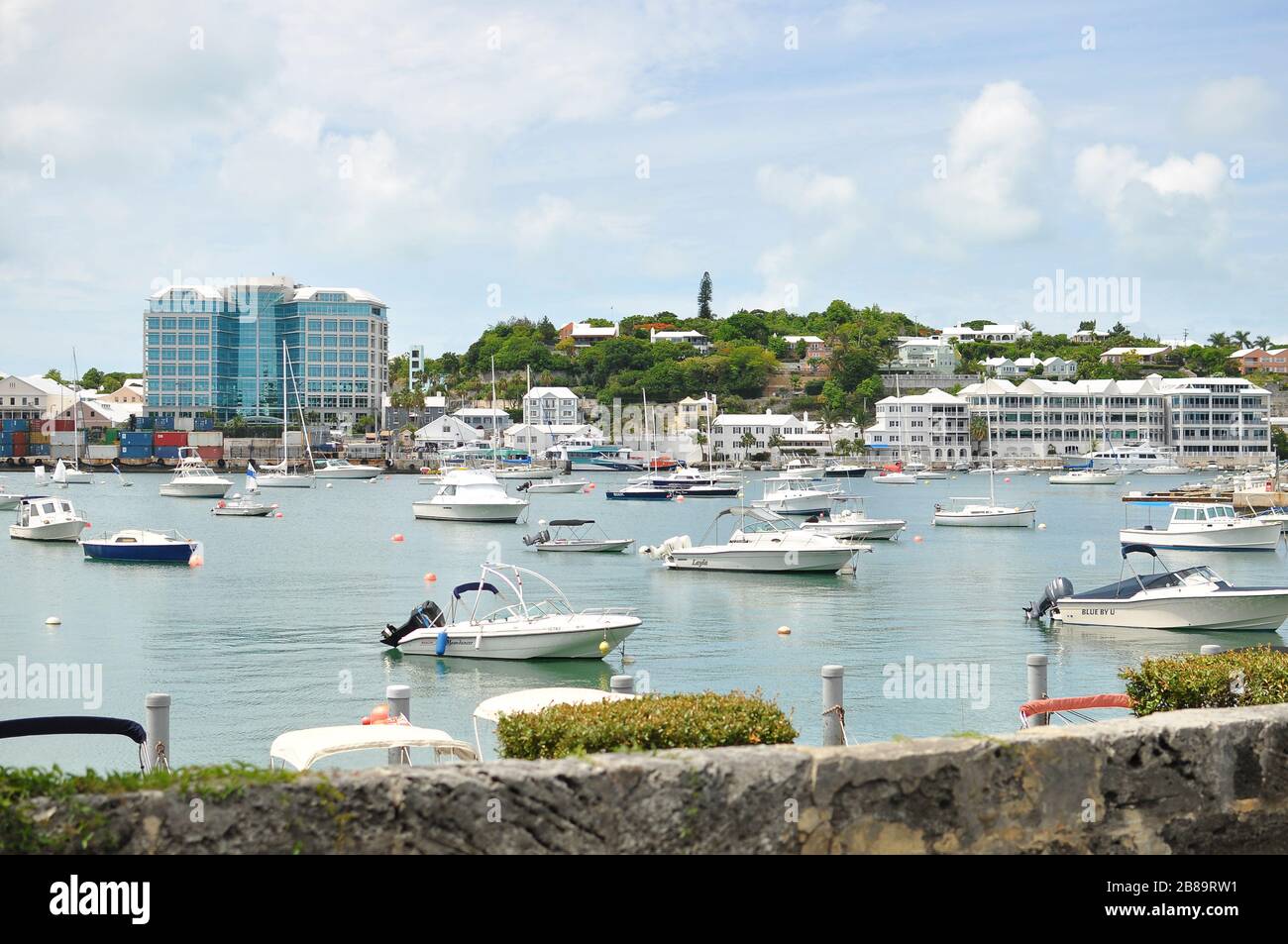 Hamilton Bay with boats of different sizes and the city in the ...