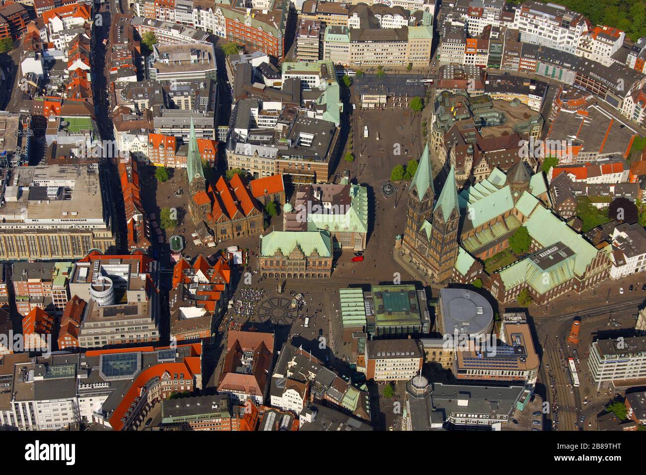 , city centre of Bremen with the statue Bremer Roland, St. Petri Dome ...
