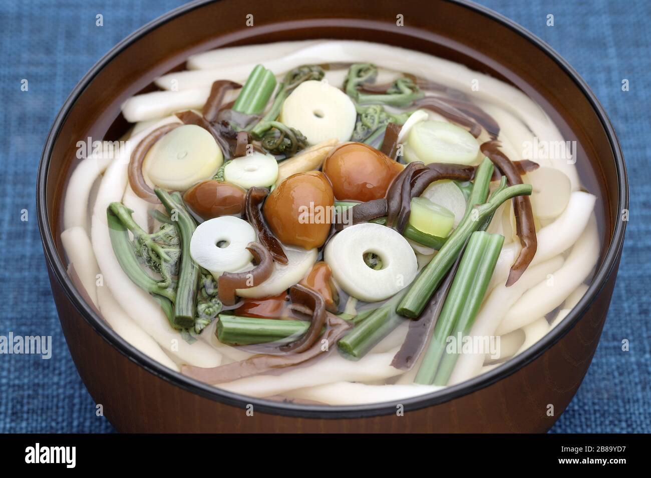 Japanese Sansai soba noodles in a ceramic bowl Stock Photo - Alamy