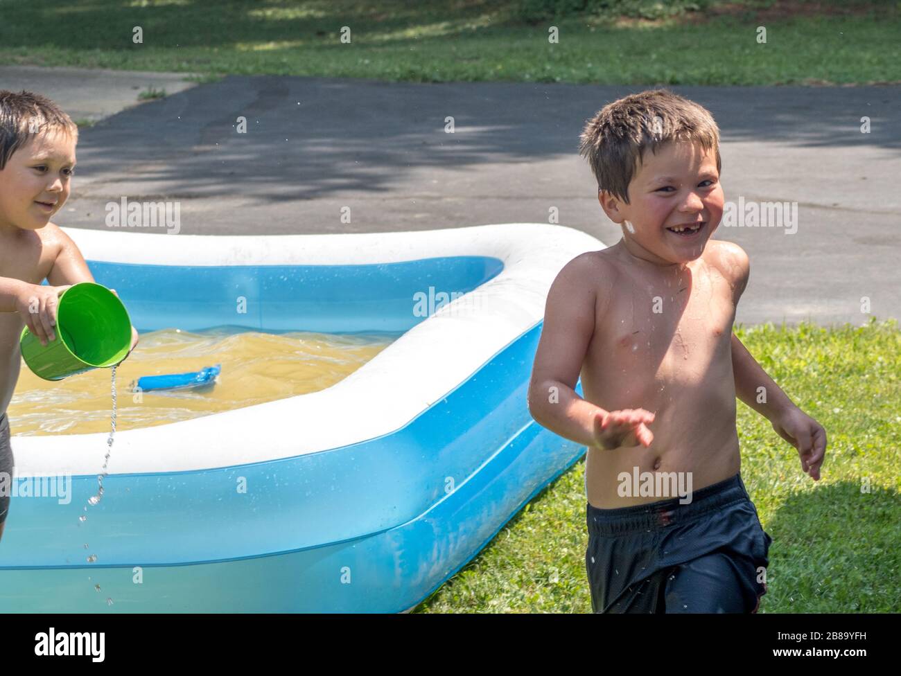Bucket water splash hi-res stock photography and images - Alamy