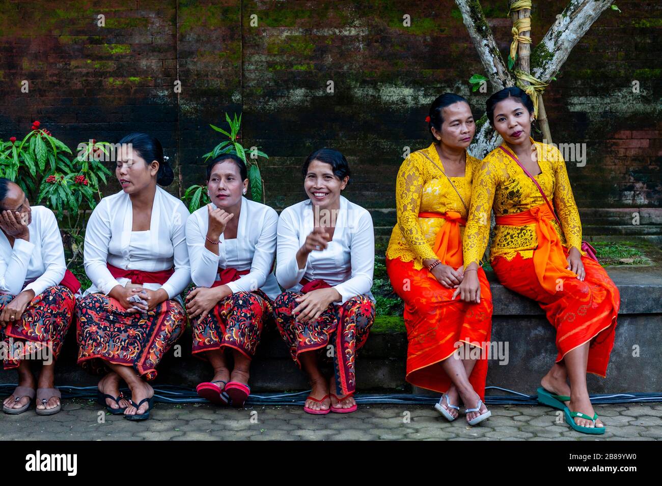 A Group Of Balinese Hindu Women In Traditional Dress At A Hindu ...