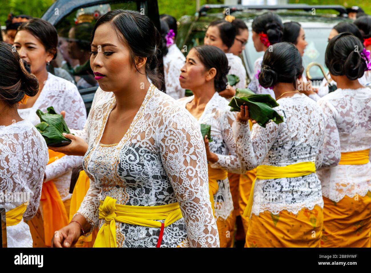 A Group Of Balinese Hindu Women In Traditional Dress At A Hindu ...
