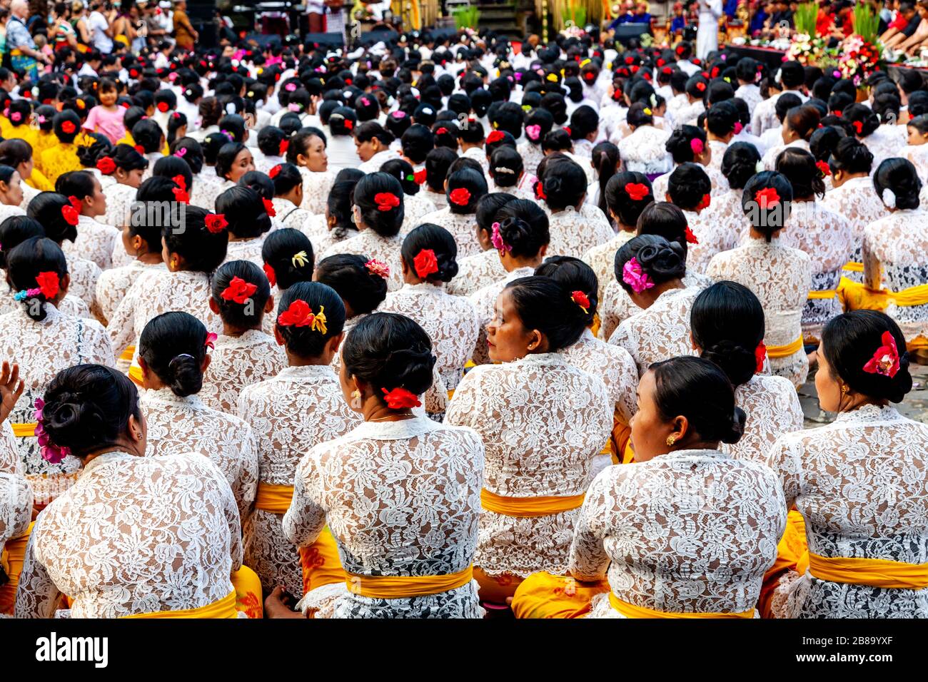 A Group Of Balinese Hindu Women In Traditional Dress At A Hindu ...