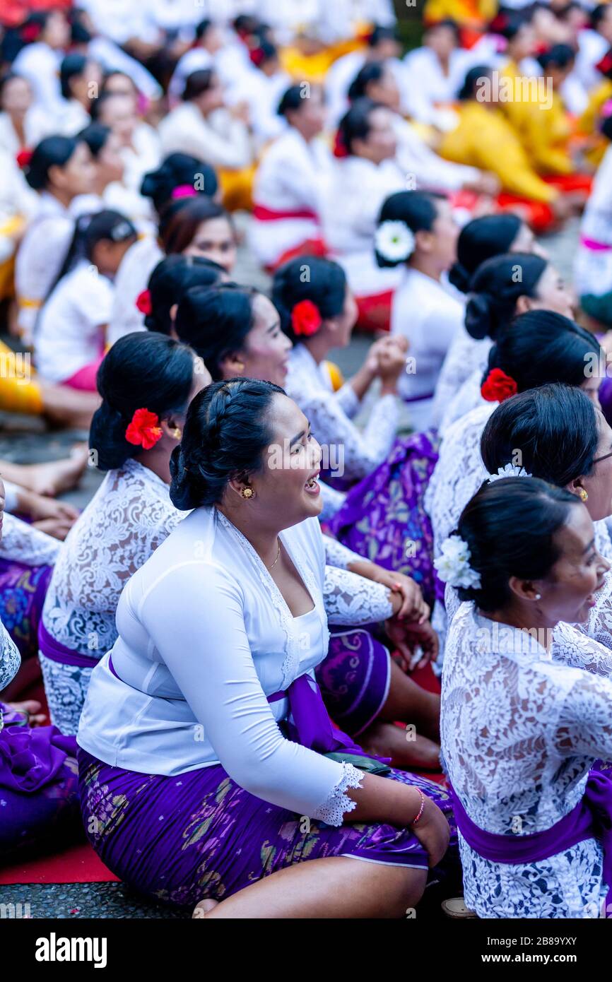A Group Of Balinese Hindu Women In Traditional Dress At A Hindu ...